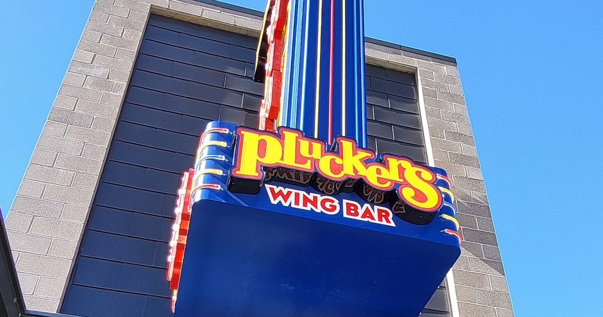 Wings, Sports & More Near The Woodlands | Pluckers Wing Bar